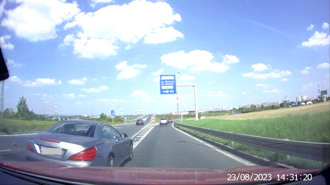 Vyšinutý řidič v Mercedesu chtěl v Praze vytlačit auto ze silnice ...